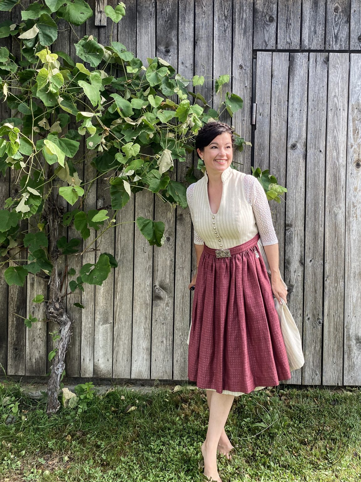 Sommerdirndl aus Leinen - The Satinsofa